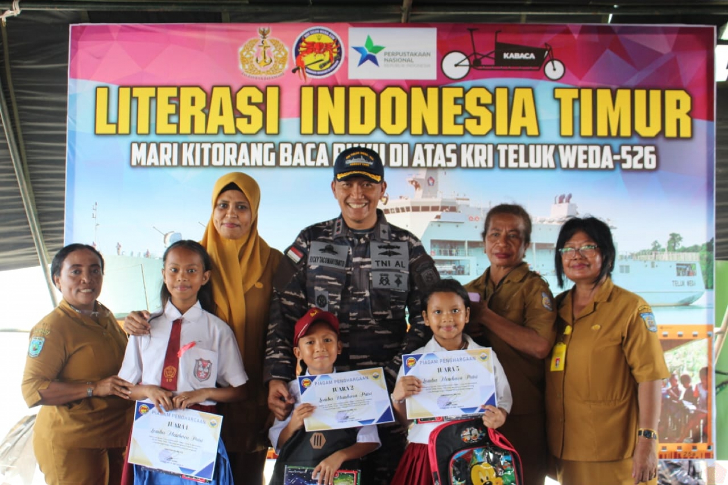 Dukung Program Pemerintah, KRI Teluk Weda-526 Bantu Hapus Buta Huruf ...