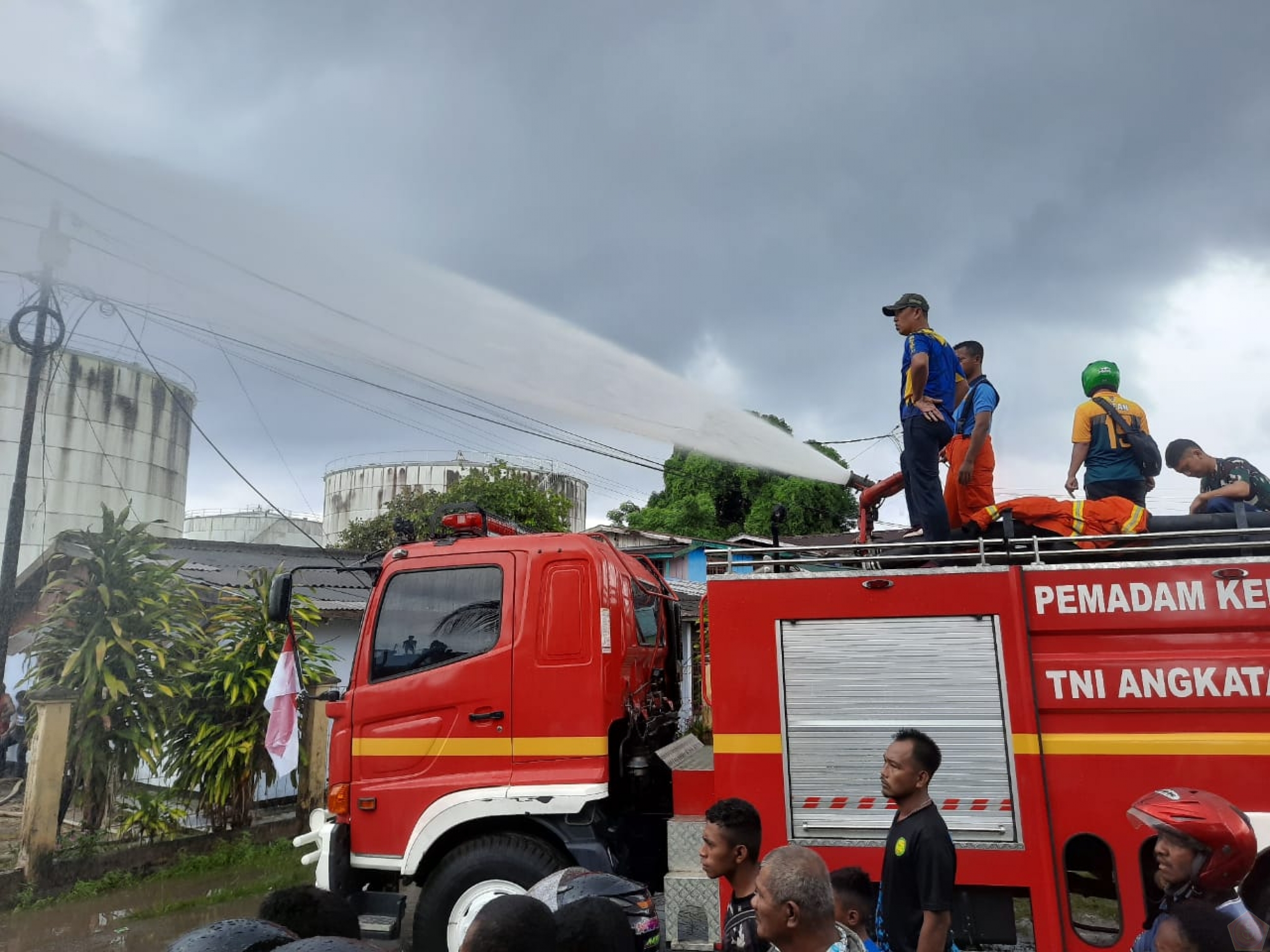 Tim Damkar Koopsud III Padamkan Api Di Pemukiman Padat Penduduk Di ...