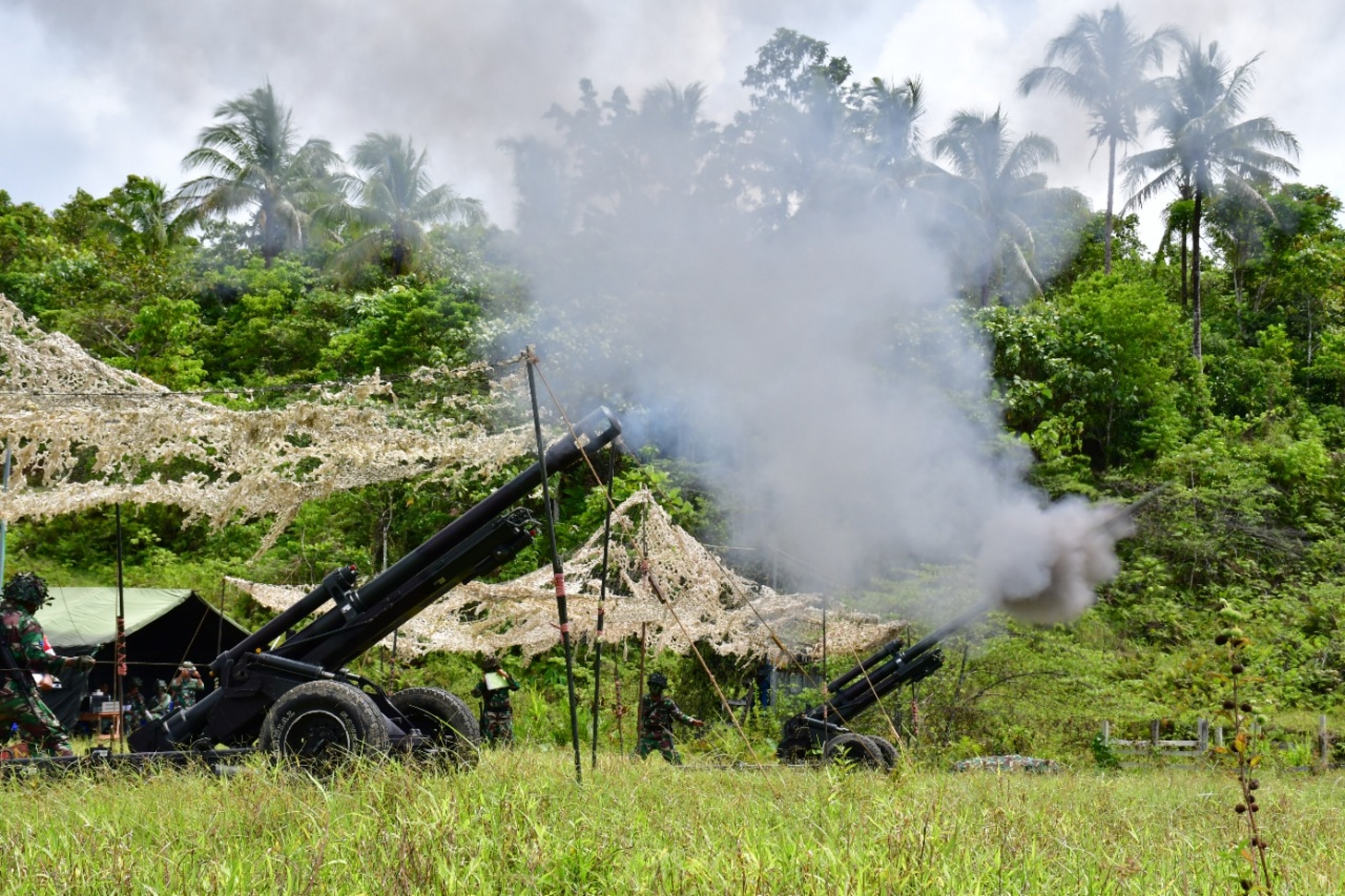 Meriam Howitzer 105 Mm Hancurkan Pertahanan Musuh Di Daerah Latihan ...