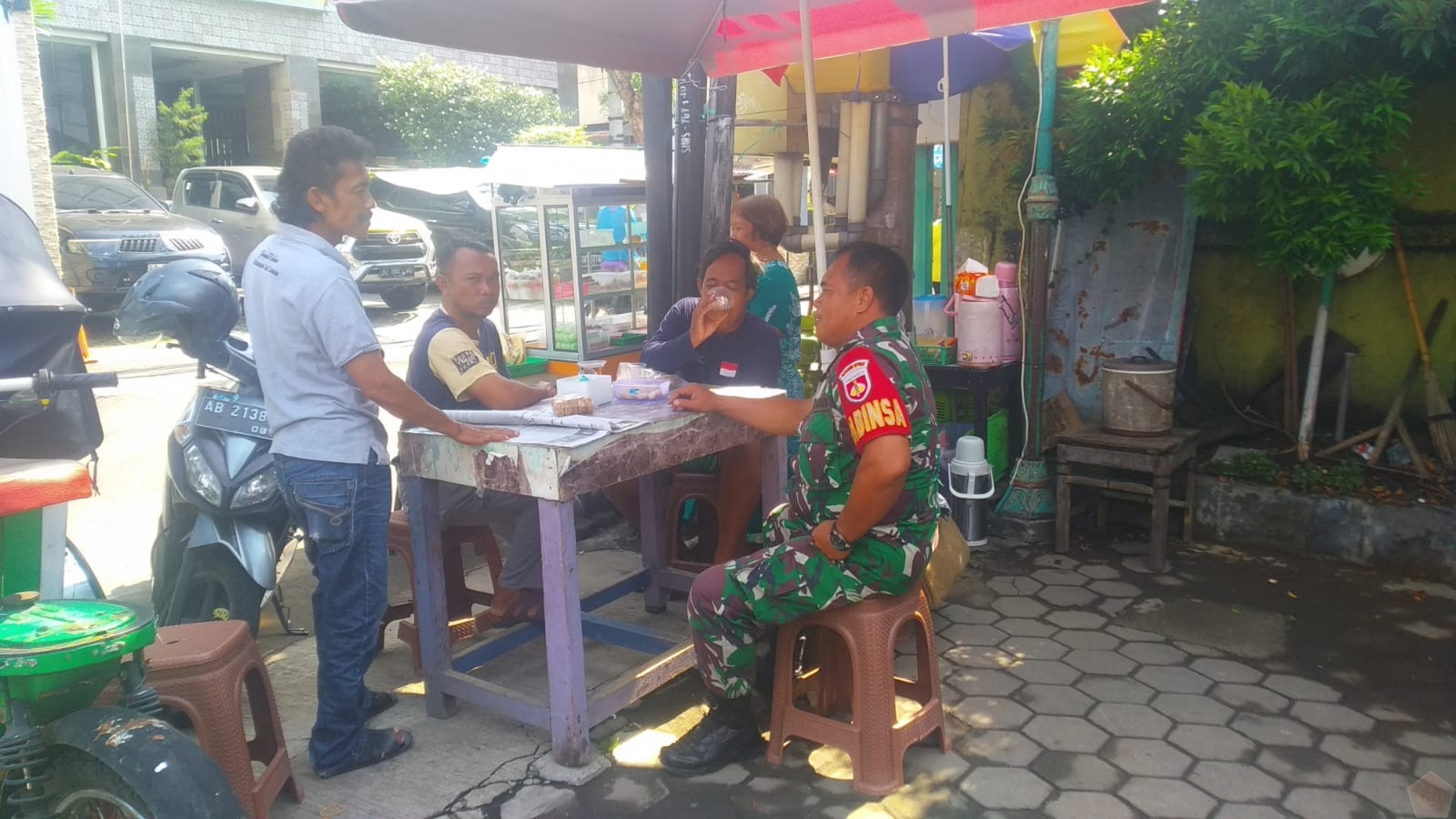 Babinsa Komsos Dengan Warga Dan Pantau Wilayah Binaan Website Tentara