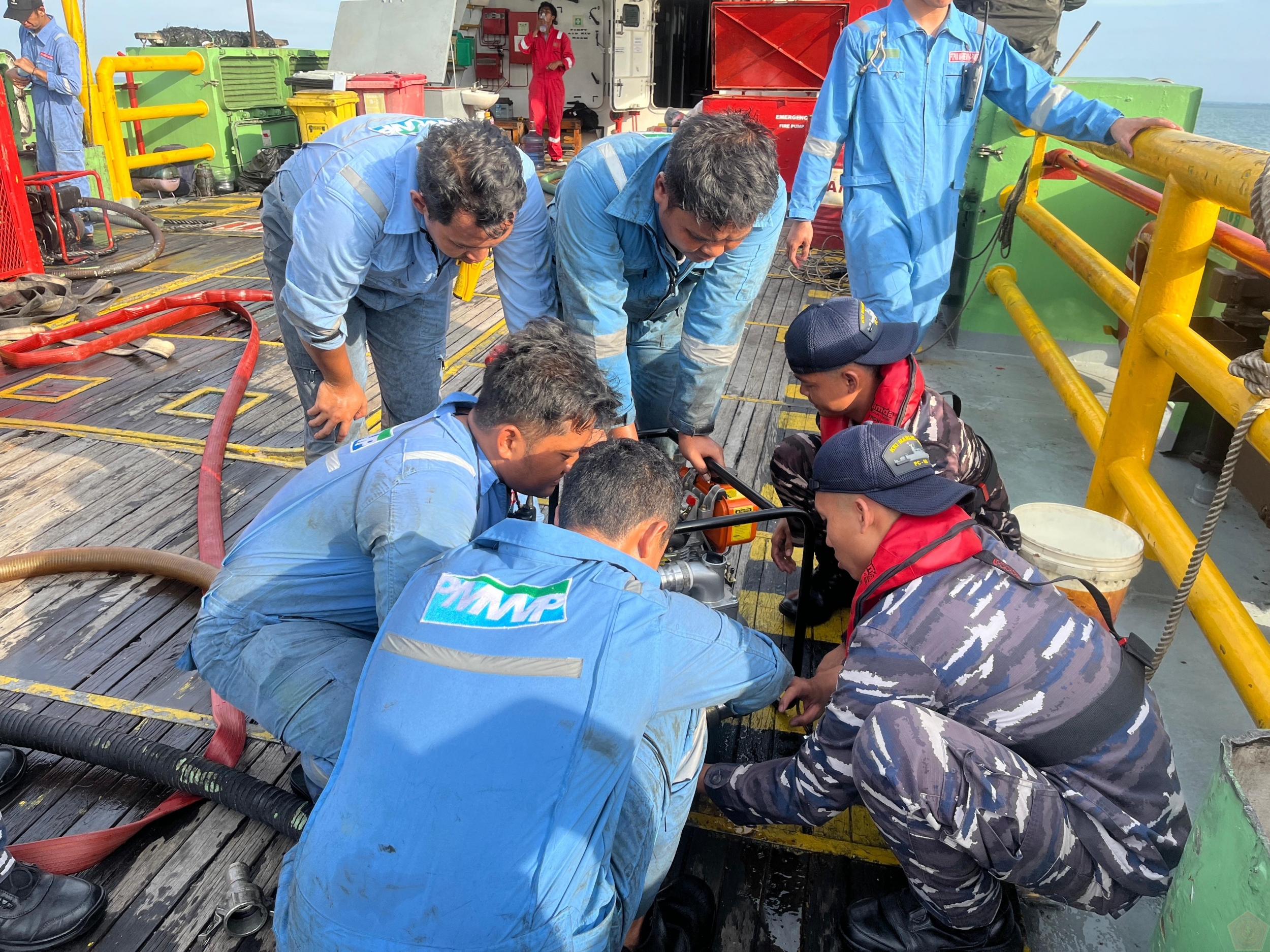 KRI Marlin-877 Berhasil Evakuasi Kapal Pan Marine 8 | Website Tentara ...