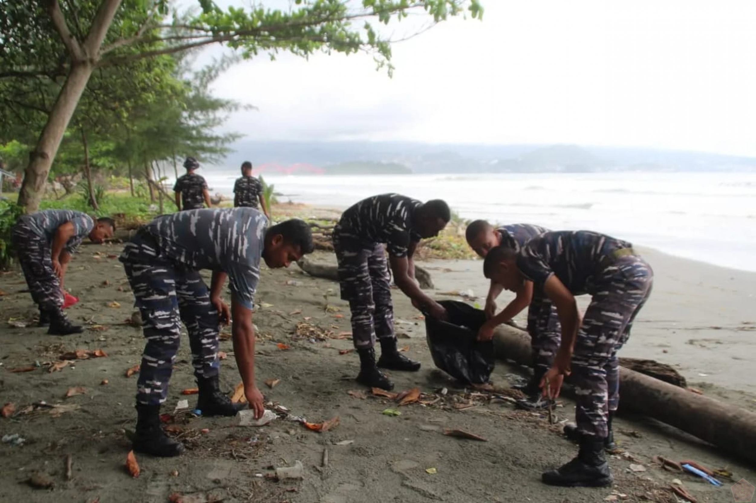 Aksi Mewujudkan Lingkungan Bersih, Prajurit Yonmarhanlan X Ikuti Karya Bakti Bersih Pantai Dan ...