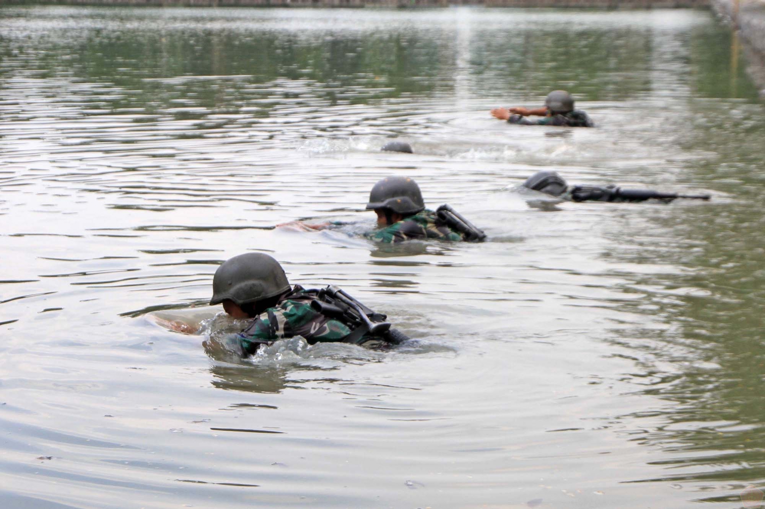 Uji Ketangkasan, Prajurit Yonif 3 Marinir Berlatih Renang Militer Uji Ketangkasan, Prajurit Yonif 3 Marinir Berlatih Renang Militer