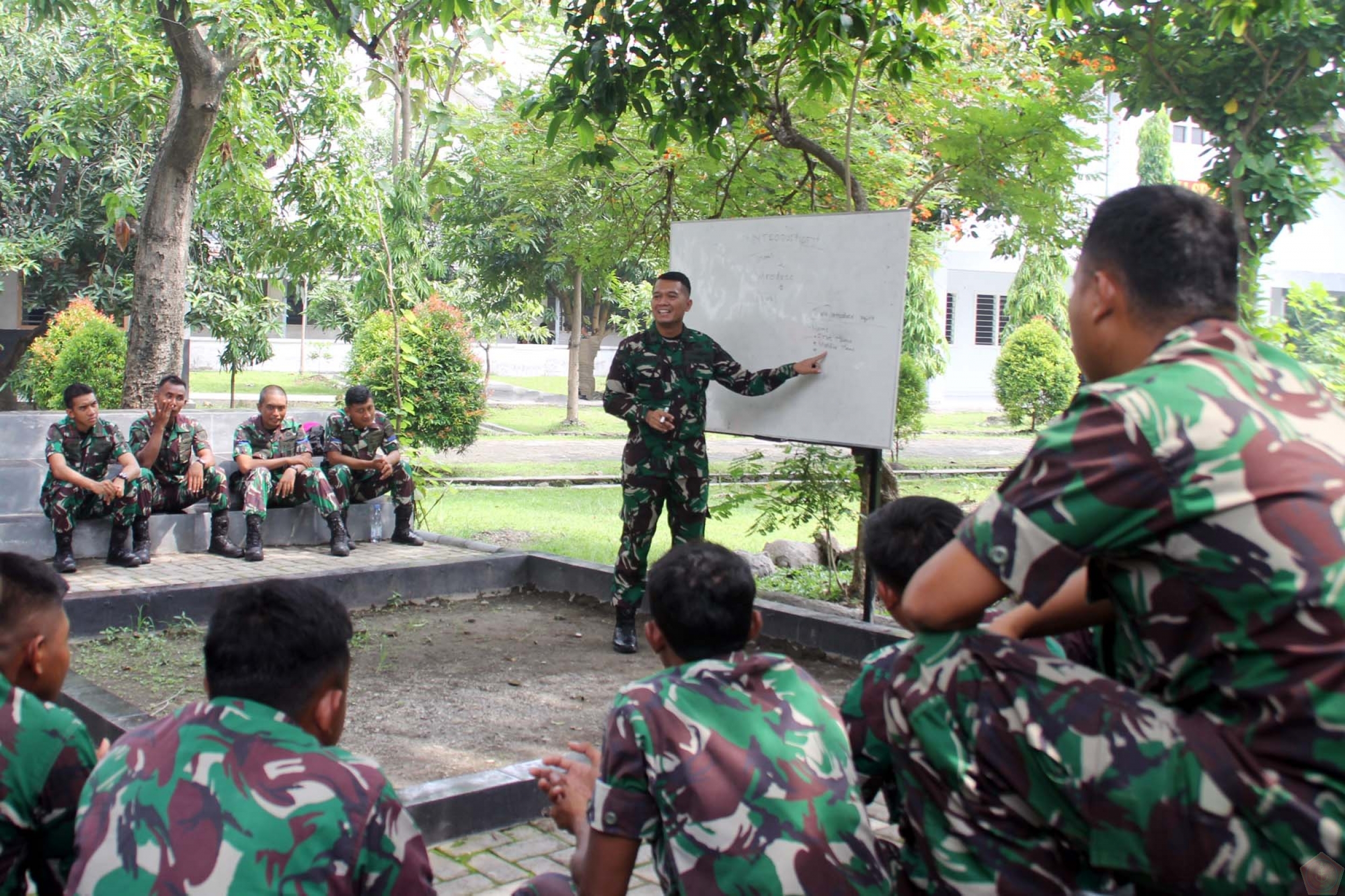 Prajurit Yonif 5 Marinir Belajar Bahasa Inggris Di Kelas Lapangan ...