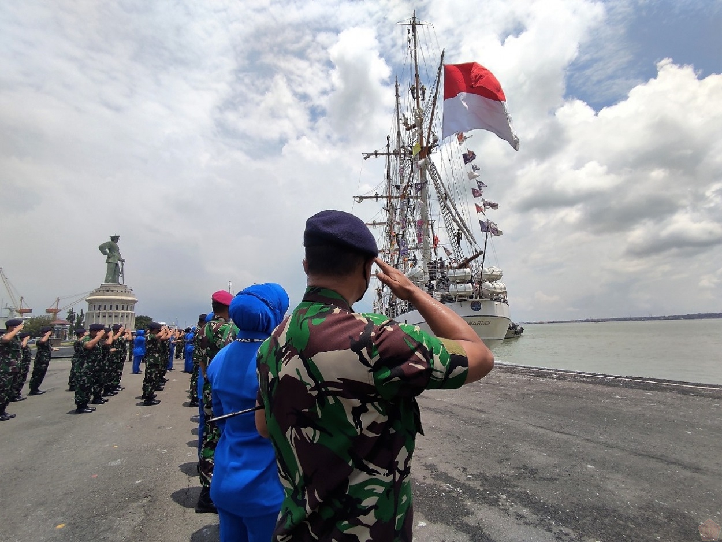 Gubernur AAL Lepas Keberangkatan Satlat Prajalasesya Taruna AAL ...