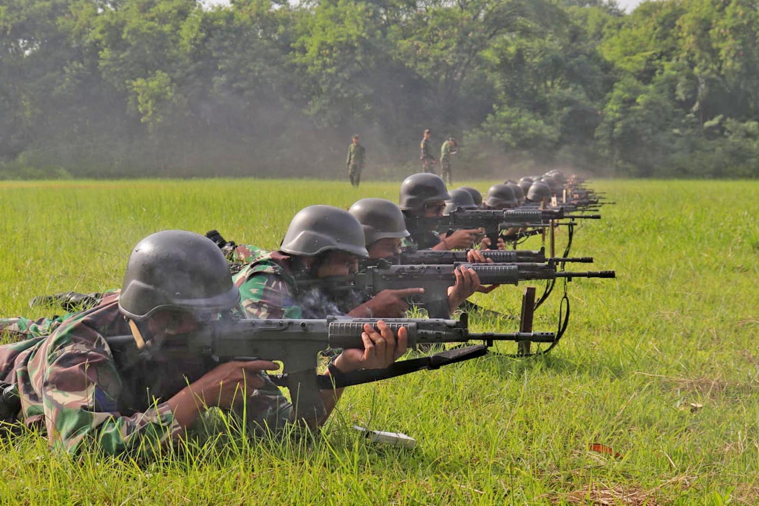 Prajurit Yonif 3 Marinir Asah Kemampuan Menembak Senjata SS1 Dan SS2 ...