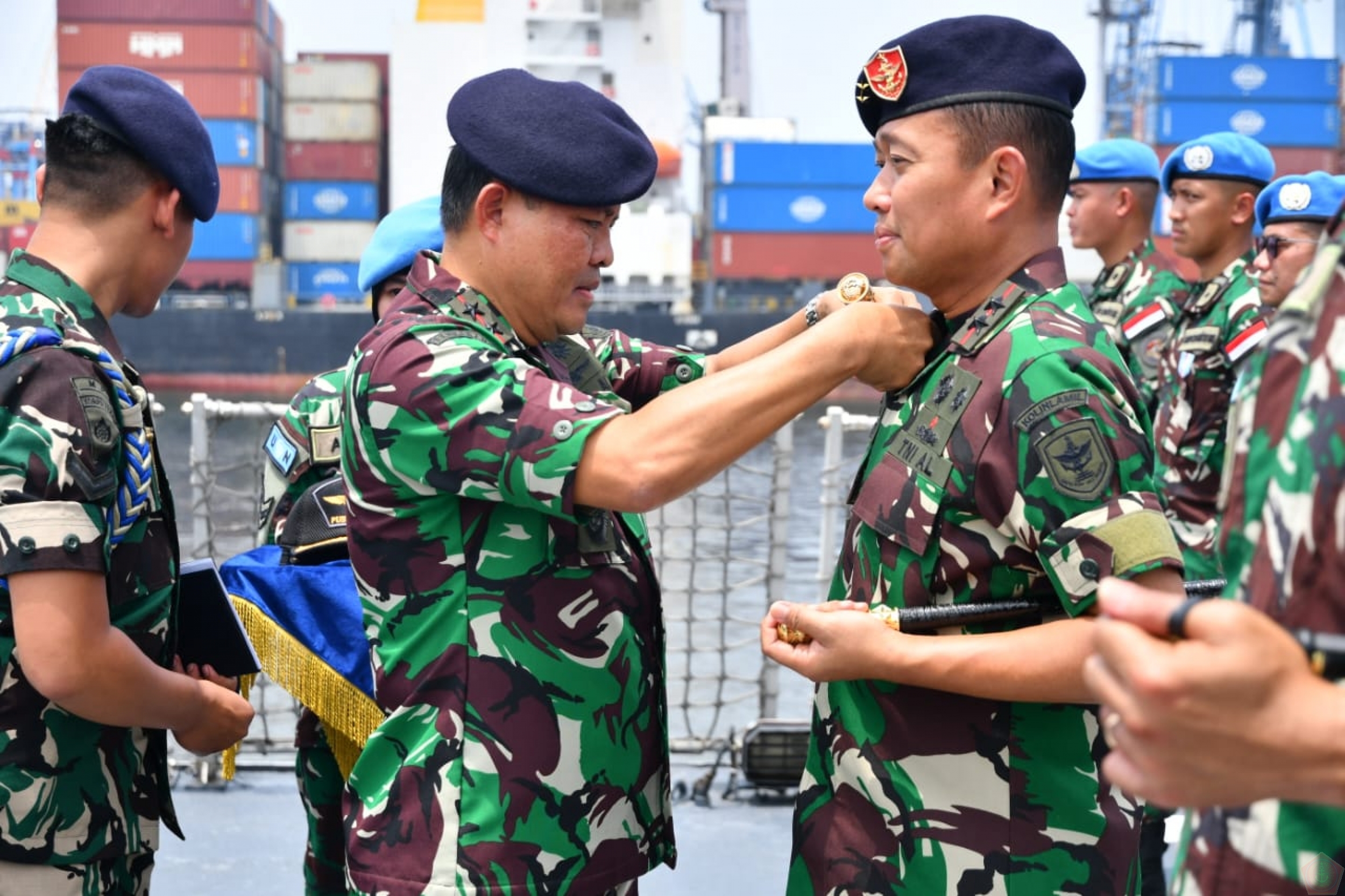 Pangkolinlamil, Komandan Dan Palaksa KRI FKO-368 Terima Brevet ...