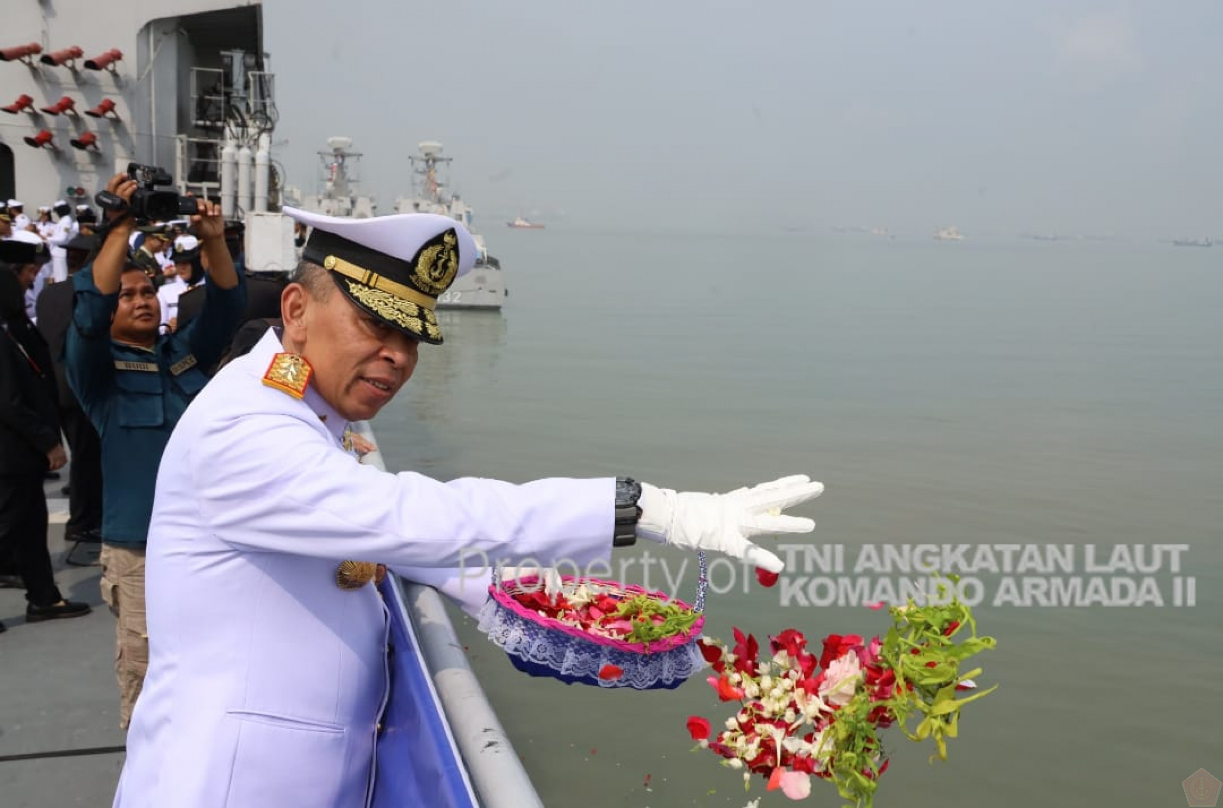 Peringati Hari Pahlawan, Pangkoarmada II Pimpin Upacara Tabur Bunga dan ...